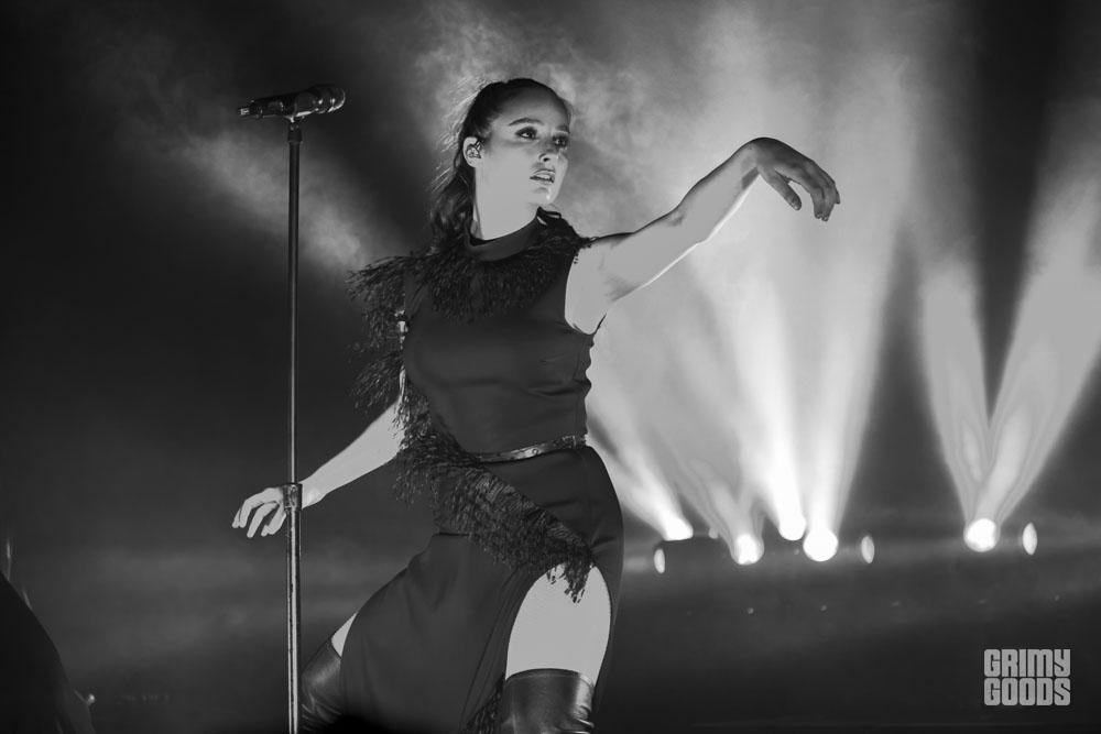 BANKS captivates Hollywood Palladium with spellbinding performance ...