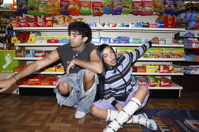 BETWEEN FRIENDS Get Sappy On Dreamy New Single "Smiley" - Grimy Goods ...