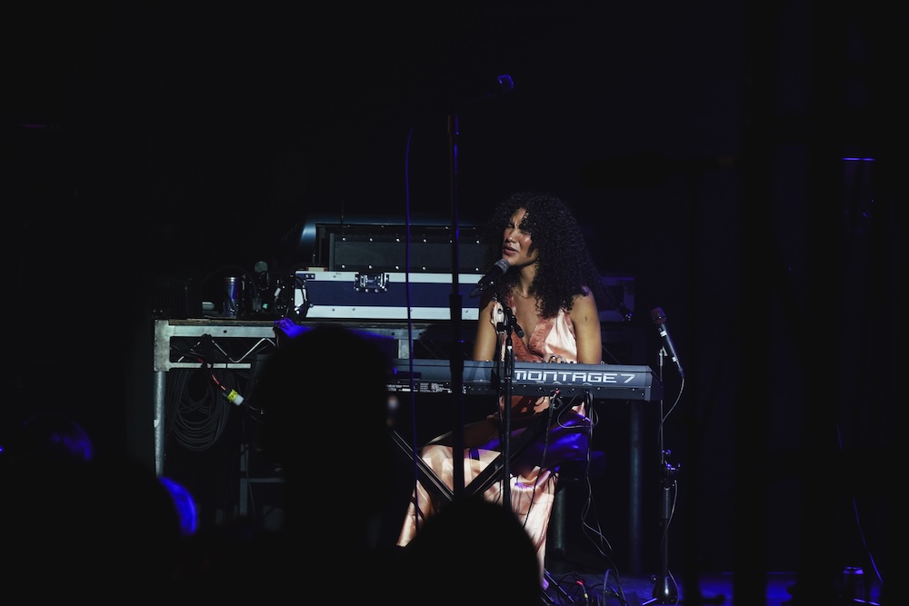 PHOTOS: Olivia Dean Brings London To the Echoplex in Los Angeles ...