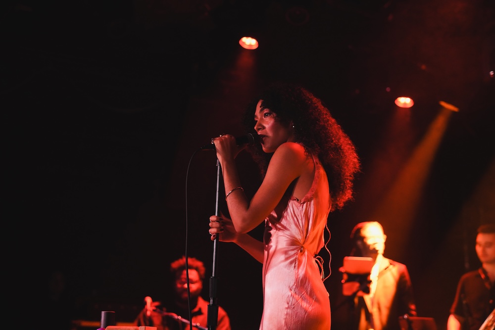 PHOTOS: Olivia Dean Brings London To the Echoplex in Los Angeles ...