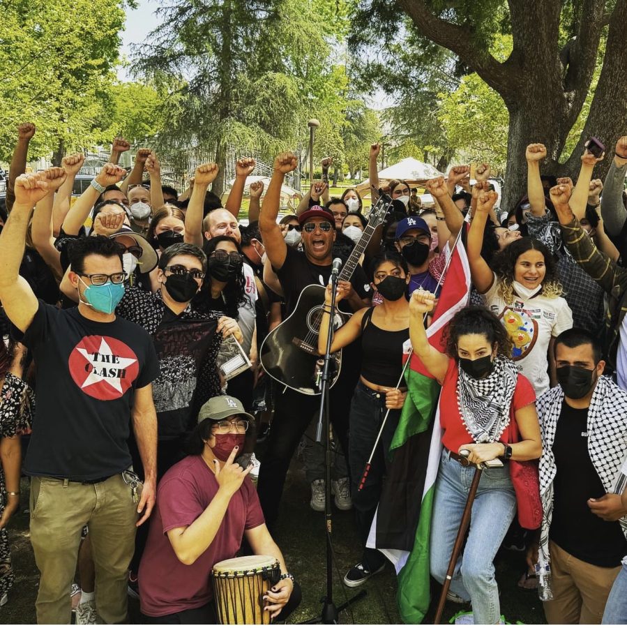 Tom Morello of Rage Against The Machine Joins Students at the Cal State ...